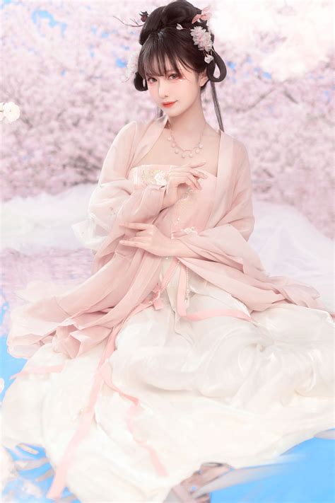桃之夭夭 尤物秀专注美女套图分享