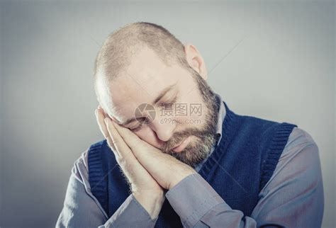 年轻人想睡觉把他高清图片下载 正版图片504136001 摄图网