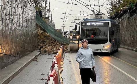 Ураган в Криму в Євпаторії змило окопи окупантів відео Читайте на Ukr Net