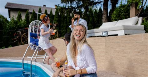 풀사이드 파티에서 즐기는 여름 방학에서 즐거운 시간을 보내는 친구들 사진 Unsplash의 물 이미지