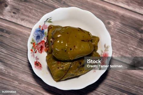 채워진 피망 한 접시는 이집트 Mahshi를 채우고 흰 쌀 양파 파슬리 딜 및 고수풀로 가득 차 있으며 Mahshy의 아랍 이집트 전통 요리의 선택적 초점 0명에 대한 스톡