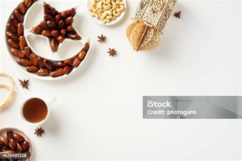 라마단 개념입니다 초승달과 별 접시에 말린 날짜 이슬람 랜턴 차 한잔 견과류 흰색 배경에 묵주 빵 Eid Mubarak에 대한 스톡 사진 및 기타 이미지 Istock