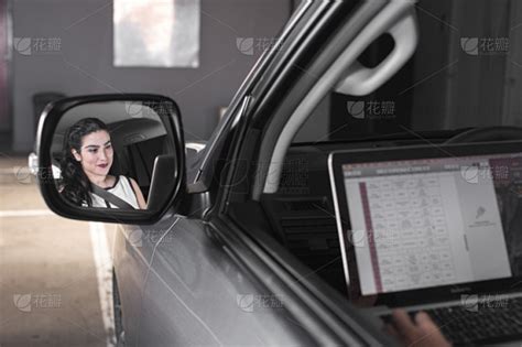 女人 使用手提电脑 汽车 看 背面视角 美 笔记本电脑 水平画幅 美人 套装