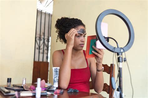 얼굴 스킨 케어를위한 마스크를 벗겨에 대한 라이브 비디오 자습서를 주는 흑인 여성 18 19세에 대한 스톡 사진 및 기타 이미지