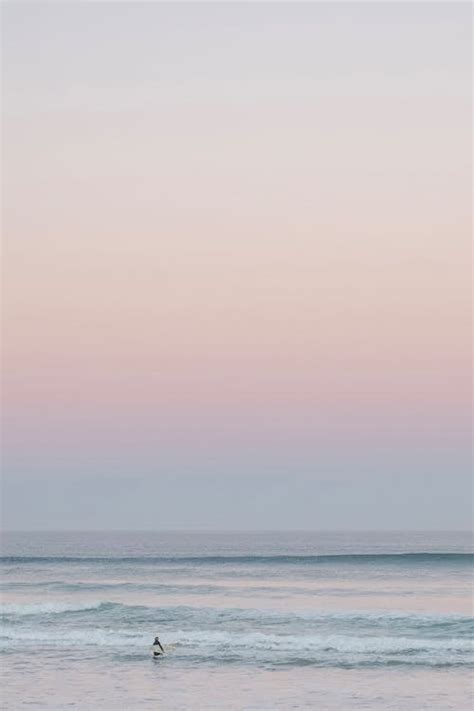 개인 고독 고독한 서퍼 고요한 구름없는 하늘 레저 레크리에이션 모험 물 미니멀리스트 바다 바다 경치 바다의