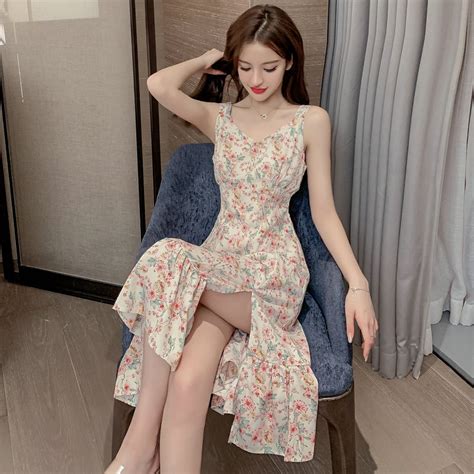 ชุดเดรสสายเดี่ยวคอวี ลายดอก ทรงเอคลุมเข่า เข้ารูปสไตล์สาวมั่น ผ่าข้าง ทำจากผ้าชีฟอง ไม่มีซับ