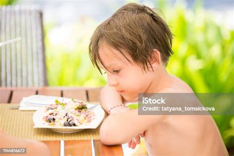 달콤한 유치원 소년 비치 서머 리조트 레스토랑에서 신선한 샐러드를 먹는 가정 생활에 대한 스톡 사진 및 기타 이미지 가정 생활 가족 감자 요리 Istock