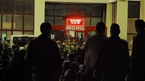 Günün En Ağır Bekleyişi Morg Kapısındaki Fotoğraf Yürek Burktu