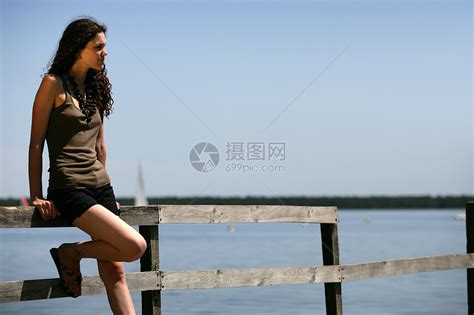 妇女独自站在码头上高清图片下载 正版图片 摄图网
