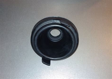 Крышка фары резиновый пыльник лампы H4 VW Polo Sedan VAG 6RU941607