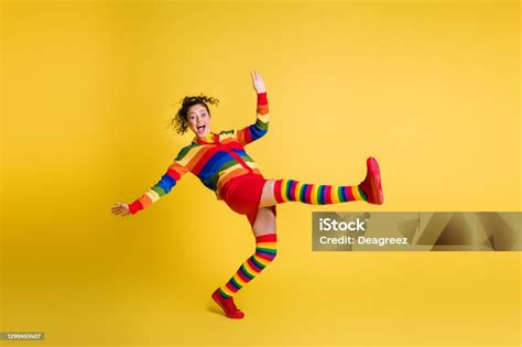 전체 길이 사진 펑키 레이디 인상 다리 스탠드 에 발가락 굽힘 착용 스트라이프 스웨터 짧은 스커트 무릎 양말 신발 고립 된 노란색 색상 배경 다리 신체 부분에 대한 스톡