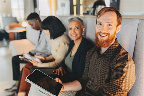 행복 미소 및 사무실 팀과 팀워크 협업을 시작할 준비가 된 남자의 작업 태블릿 회사 기술 전략에 종사함으로써 인터넷 연구를 위해