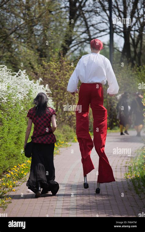 Mann Mit Roten Haaren Und Hosen Gehen Auf Stelzen Im Park Mit Gotischen
