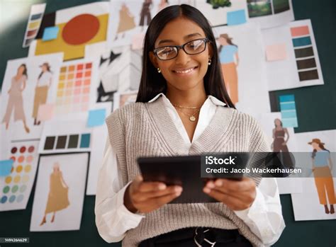 패션 인도 여성과 태블릿을 가진 디자이너 디지털 디자인 워크샵 또는 아틀리에와 함께 기술로 미소를 짓습니다 전문 재단사 및 중소기업 소유자 스케치 및 작업 공간과 함께