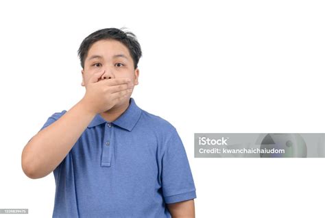 뚱뚱한 소년은 눈썹을 올리고 손으로 입을 벌리고 놀랍고 충격을 받습니다 감정에 대한 스톡 사진 및 기타 이미지 감정 겁먹은 과체중 Istock