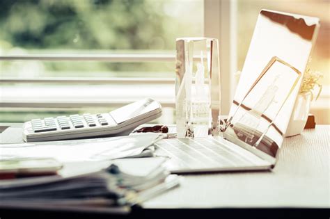 종이 문서 파일 정보 비즈니스 보고서 논문의 스택 미완성된 문서 더미 실현 현대 사무실 회계 계획 예산 개념에서에서 계산기