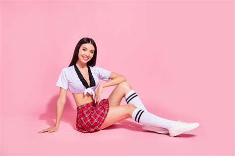 그녀의 초상화 그녀 좋은 매력적인 매력적인 귀여운 사랑스러운 Winsome 빛나는 쾌활한 쾌활한 똑바른 머리 여자 앉아 바닥 지출 시간 고립 에 핑크 파스텔 배경 가냘픈에