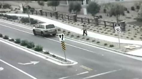 شاهد رد فعل فتاة عندما حاول رجل اختطافها في الشارع كاميرا مراقبة صورت