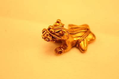 Colombian Tairona Tumbaga Copper Gold Alloy Frog Figure With Tiny Bee