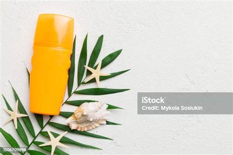 자외선 차단제 스프레이 병 태양 보호 크림과 색상 배경에 열대 녹색 잎이있는 바다 껍질이있는 병 상단 전망 0명에 대한 스톡 사진 및 기타 이미지 Istock