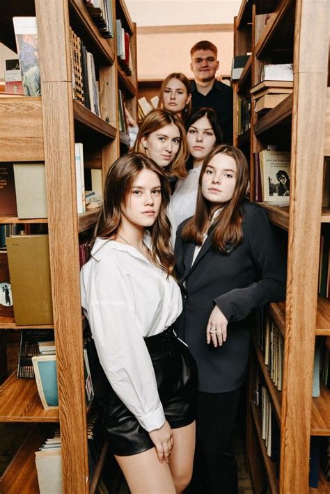 Съёмка в школе. Групповой портрет | Позирование выпускников, Позы для ...