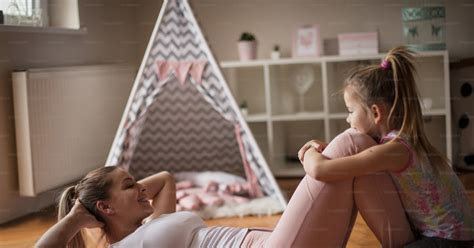 나는 너희의 작은 조력자이다 운동에서 엄마를 돕는 어린 소녀 사진 Unsplash의 거실 이미지