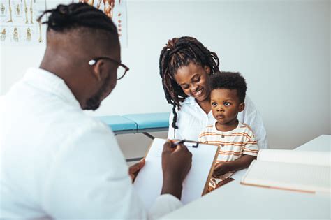 미소 짓는 얼굴로 돌보는 남성 소아과 의사의 이야기는 병원에서 진찰하는 작은 소년 환자를 엄마와 상담합니다 병원에 대한 스톡 사진 및 기타 이미지 Istock