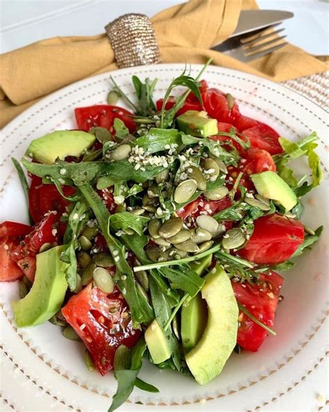 Салат з руколи і авокадо простий і швидкий рецепт