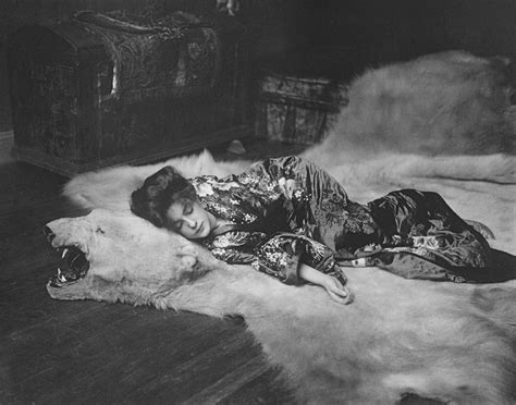 28 Amazing Vintage Photographs Of Hollywood Actresses Posing On
