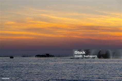 바다와 아름 다운 하늘 일몰 배경 태양과 구름 풍경 자연의 굴 농장 촌 부리 주 태국 0명에 대한 스톡 사진 및 기타 이미지 0명 계절 관광 Istock