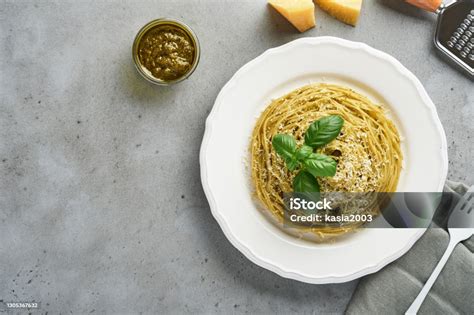 페스토 소스를 곁들인 파스타 스파게티와 흰 그릇에 신선한 바질 잎 회색 배경 모의 맨 위 보기입니다 건강한 식생활에 대한 스톡 사진 및 기타 이미지 Istock