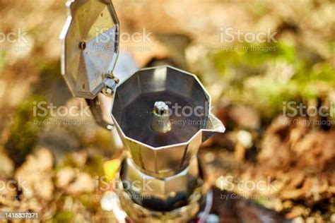 가스 버너에서 간헐천 커피 메이커에서 캠핑 커피 만들기 가스렌지에 대한 스톡 사진 및 기타 이미지 가스렌지 가을 간헐천 Istock