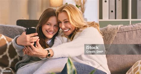 셀카 행복한 가족 스트리밍을 위한 소파의 휴대폰 소셜 미디어 및 프로필 사진 여자 십대 소녀 및 집 거실에서 연결 함께 및
