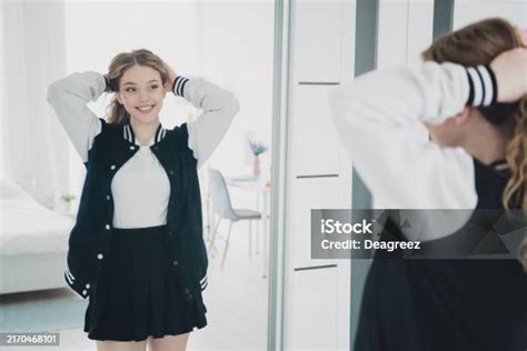 비탄 금발 단 사랑 스럽다 레이디 조정 머리 꼬리 모양 거울 세련 된 유니폼 냉기 아파트 침실 백색광 인테리어의 사진 가을에 대한 스톡 사진 및 기타 이미지 Istock