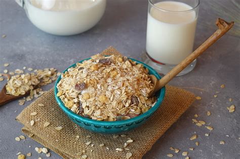 회색 배경에 우유 한 잔이 있는 녹색 그릇에 담긴 오트밀 건강하고 영양가 있는 아침 식사 귀리 우유 플레이크가 함유된 건강한 비건 비유제품 유기농 음료 0명에 대한 스톡