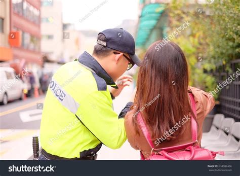 한국 여자 경찰 166개가 넘는 로열티 프리 라이선스 대상 스톡 사진 Shutterstock