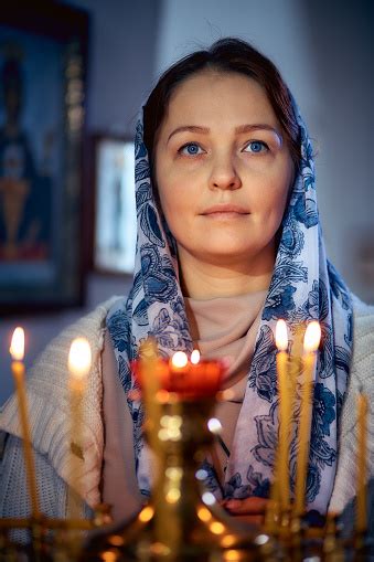 생활 방식의 여성은 교회에서 촛불을 켜고 아이콘 앞에서 기도합니다 35 39세에 대한 스톡 사진 및 기타 이미지 35 39세 갈색 머리 교회 Istock