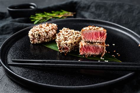 접시에 구운 참치 스테이크 검은 색 배경입니다 맨 위 보기 번철에 대한 스톡 사진 및 기타 이미지 번철 참치 해산물 0명