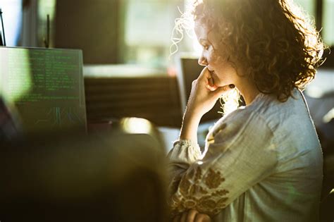 회사 사무실에서 데스크톱 Pc에서 작업하는 사려 깊은 여성 프로그래머의 프로필 보기 코드에 대한 스톡 사진 및 기타 이미지 코드 여자 컴퓨터 프로그래머 Istock