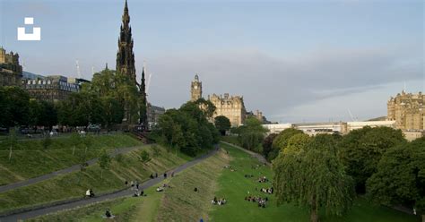 낮 동안 갈색 콘크리트 건물 근처의 푸른 잔디밭에 있는 사람들 사진 Unsplash의 무료 풀 이미지