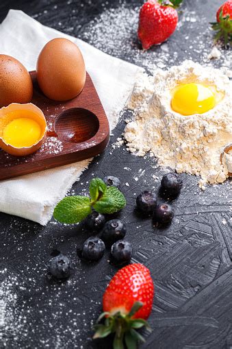 달걀 스탠드 파이 준비 체 가루 노른자를 곁들인 치킨 달걀 열매 녹색 사과 어둡고 무디고 흰색 고립 된 배경에 클로세업 딸기에