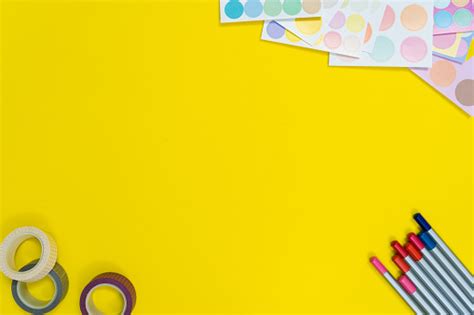 카피 스페이스 또는 텍스트 평면 누워 노란색 동향 배경에 다채로운 고정 학교 용품 0명에 대한 스톡 사진 및 기타 이미지 0명 가위 개인 장식품 Istock