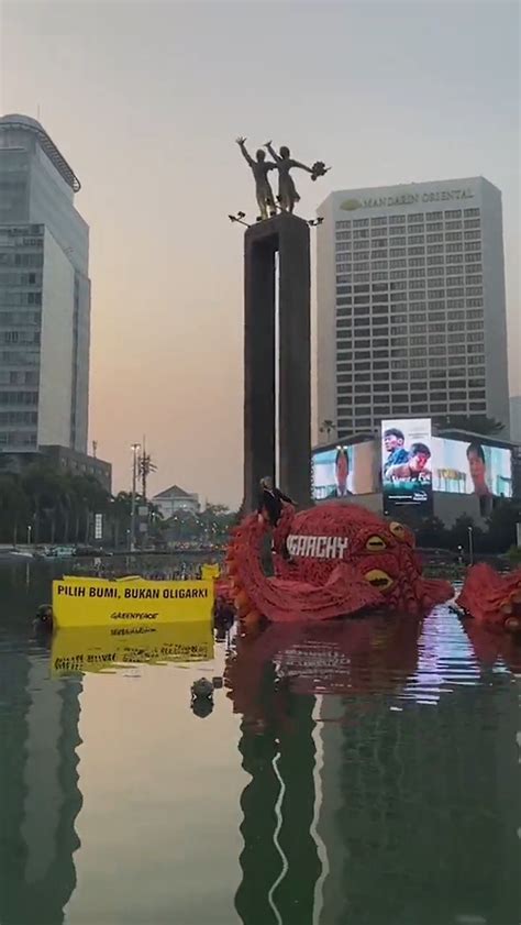 Aktivis Greenpeace Nekat Bikin Aksi Di Kolam Bundaran Hi Sentil