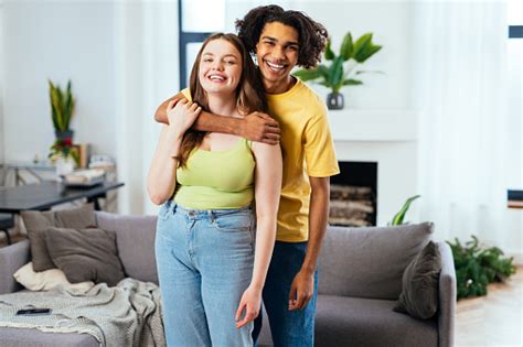 현대 의 다민족 고정 관념없는 커플 라이프 스타일 순간 집에서 커플에 대한 스톡 사진 및 기타 이미지 커플 과체중 다민족