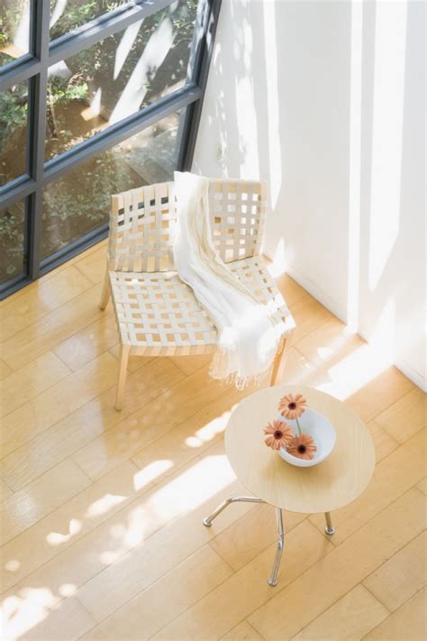 Скачать обои «Стул столик и цветы в комнате 640х960 для рабочего стола