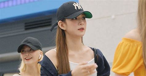 프로미스나인 이채영 시선 싹쓸이하는 과감한 패션 공항패션[포토엔hd]