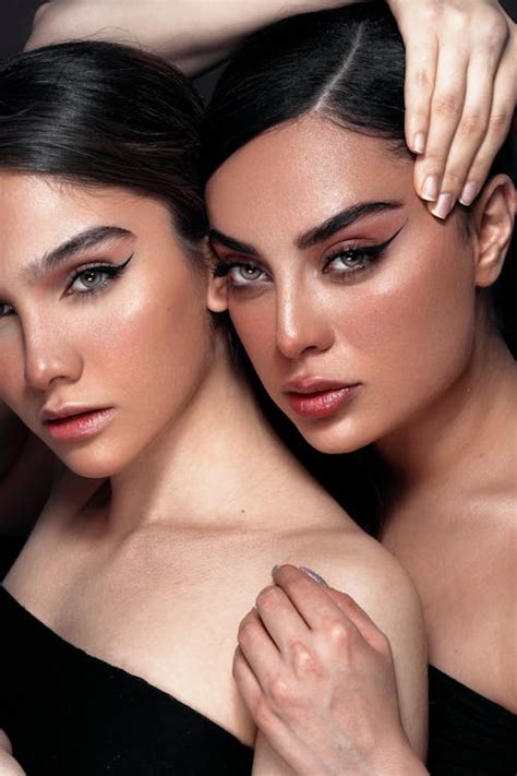 검은 머리 검정 드레스 눈맞춤 눈썹 다이나믹한 독특한 모양 듀오 라이프스타일 매우 복잡한 메이크업 모델 미용 사진 미용 산업 손짓들 스킨케어