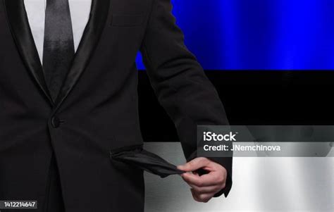 사회 문제 빈곤 재정적 어려움 나쁜 경제 개념 에스토니아 국기 배경에 빈 주머니가있는 사업가 개념에 대한 스톡 사진 및 기타