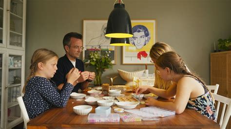 Hvor Kan Man Se Far Lever Stadig På Tv 2 Play