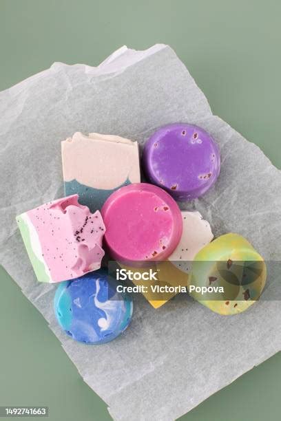 녹색 배경에 다양한 모양과 색상의 수제 비누 조각 천연 화장품 0명에 대한 스톡 사진 및 기타 이미지 0명 감귤류 과일 건강한 식생활 Istock